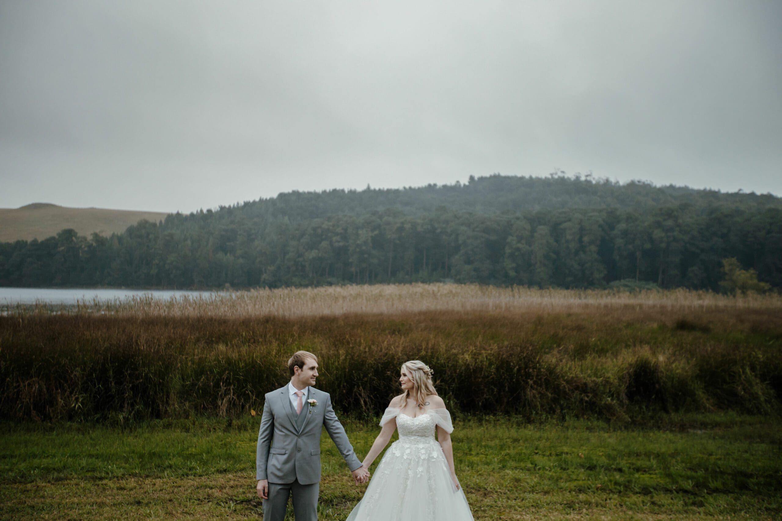 The Ultimate Guide to Wedding Photo Poses: 27 Ideas for Your Dream ...