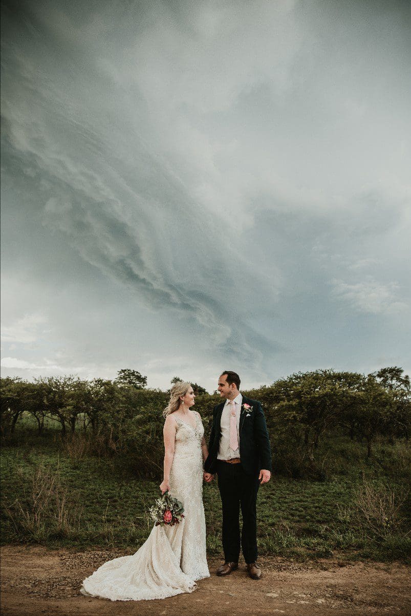 The Ultimate Guide to Wedding Photo Poses: 27 Ideas for Your Dream ...